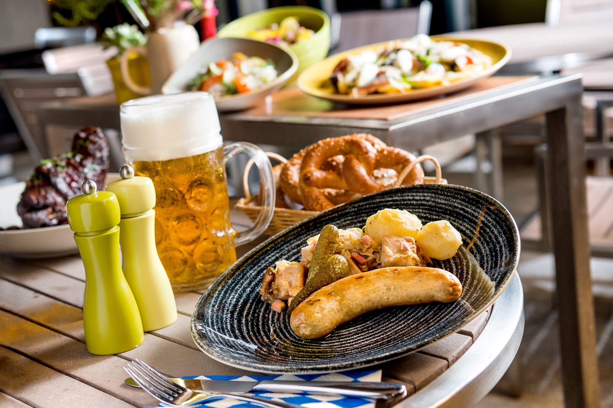 Festival Beerfest com comida alemã e diversos rótulos de cerveja